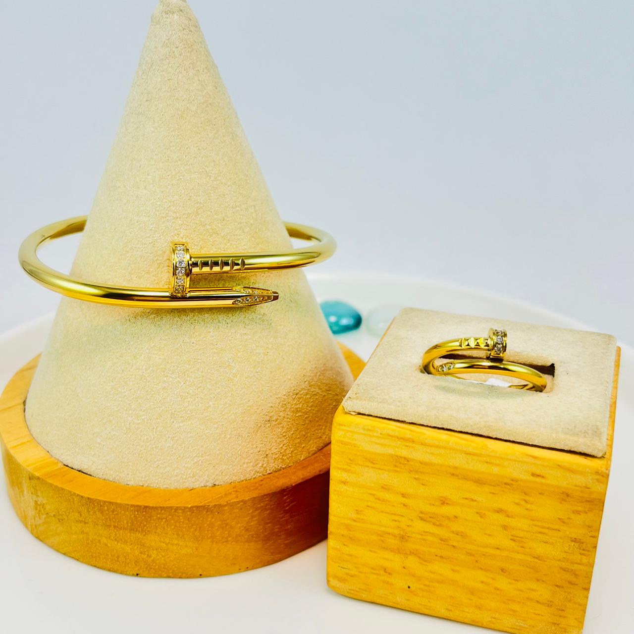 Set dorado Brazalete y anillo diseño Clavo_CArTiEr – Catálogo de Joyas ...